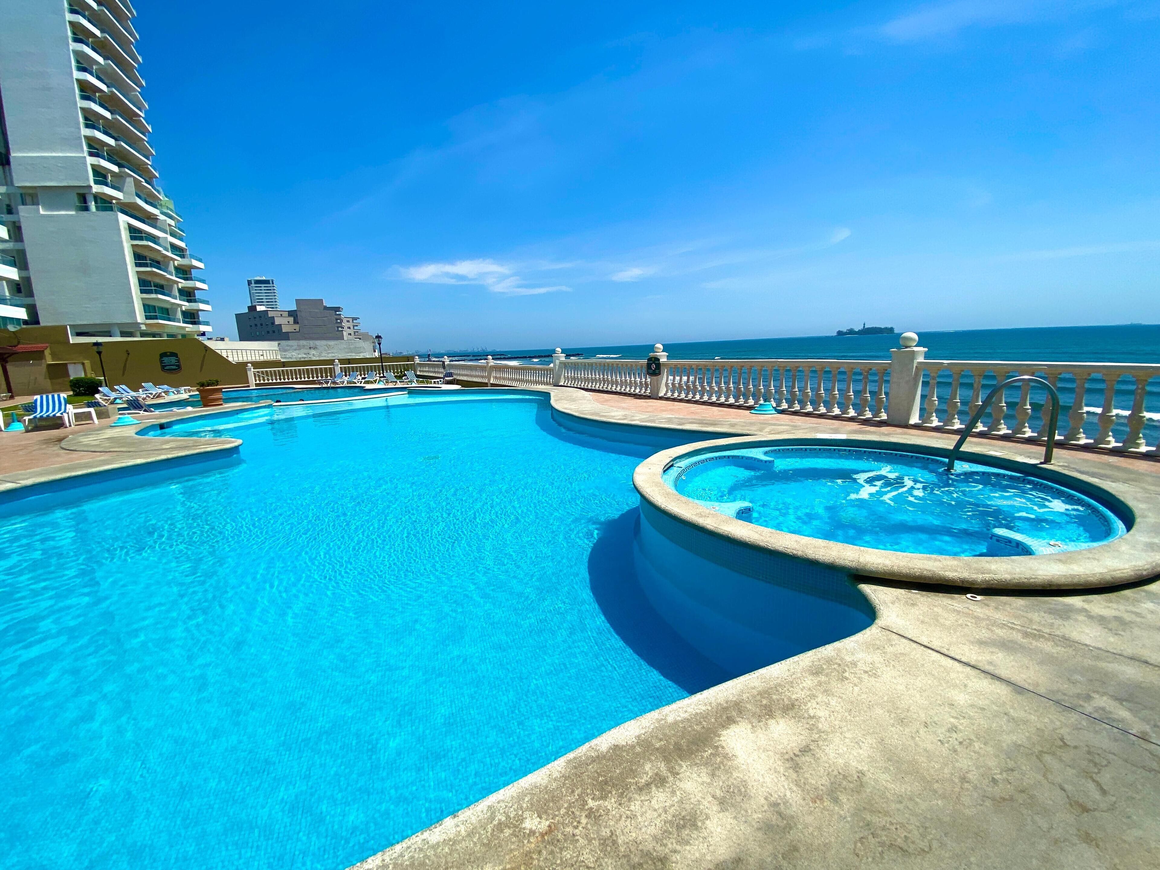 Piscina exterior, guarda-sóis, espreguiçadeiras 