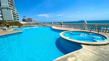Piscina exterior, guarda-sóis, espreguiçadeiras