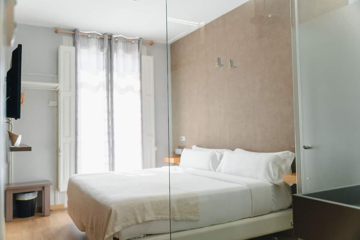Quarto Duplo Deluxe | 1 quarto, roupa de alta qualidade, cofre com capacidade para portátil