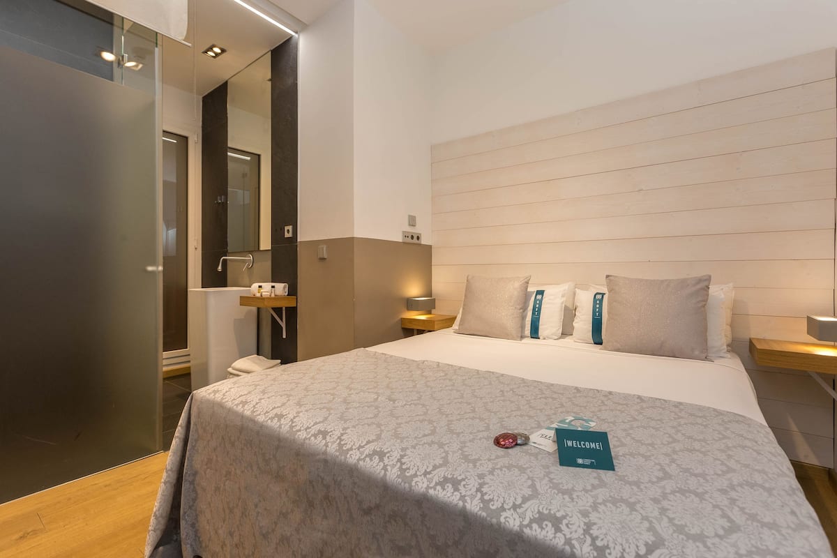 Quarto Duplo Standard | 1 quarto, roupa de alta qualidade, cofre com capacidade para portátil