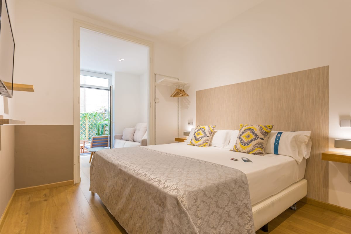 1 quarto, roupa de alta qualidade, cofre com capacidade para portátil