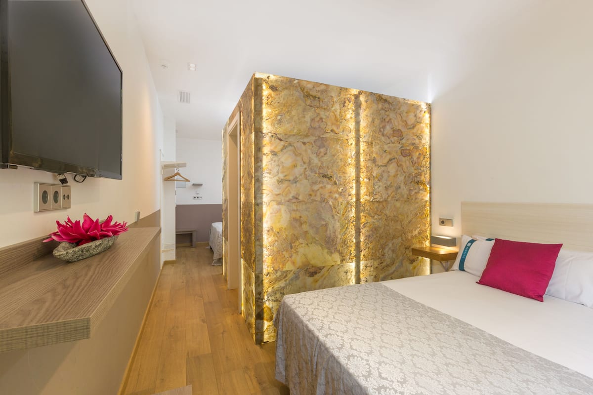 Deluxe Family Room | 1 quarto, roupa de alta qualidade, cofre com capacidade para portátil