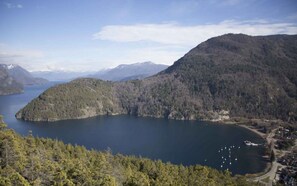 Paisagem montanhosa com um lago e uma pequena marina.