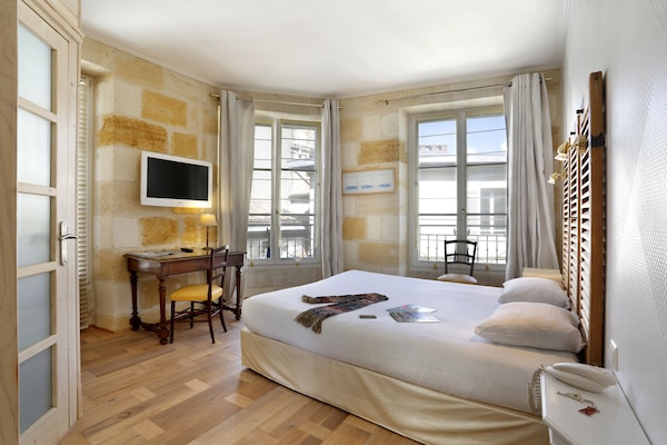 Quarto casal superior | Cofres nos quartos, individualmente decorados