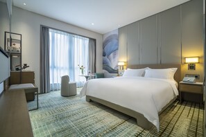 Quarto casal executivo, 1 cama Queen | Roupas de cama premium, edredons de pluma, frigobar, cofres nos quartos