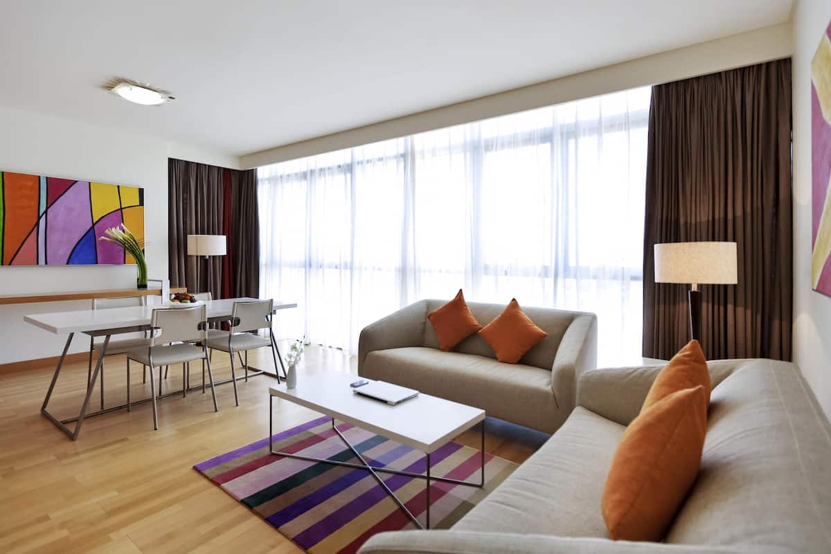 Escrivaninha, cortinas blackout, Wi-Fi de cortesia, roupa de cama