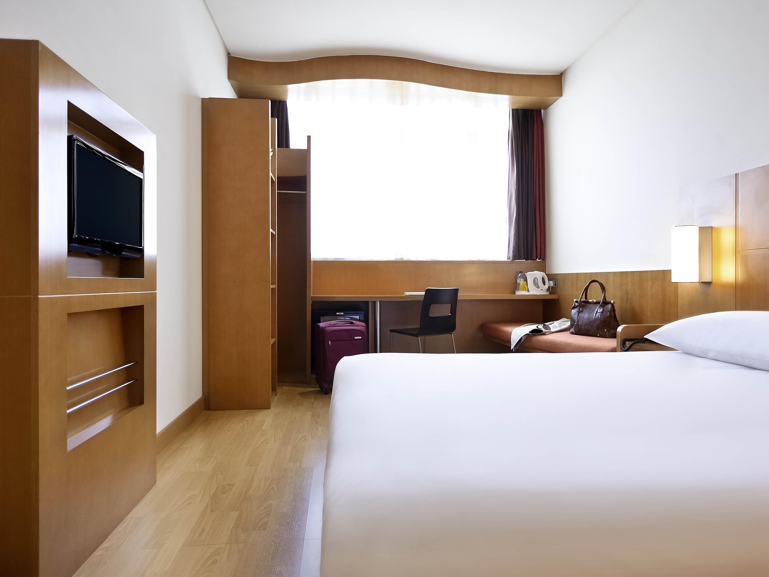 Quarto casal standard, 1 cama de casal | Escrivaninha, cortinas blackout, Wi-Fi de cortesia, roupa de cama