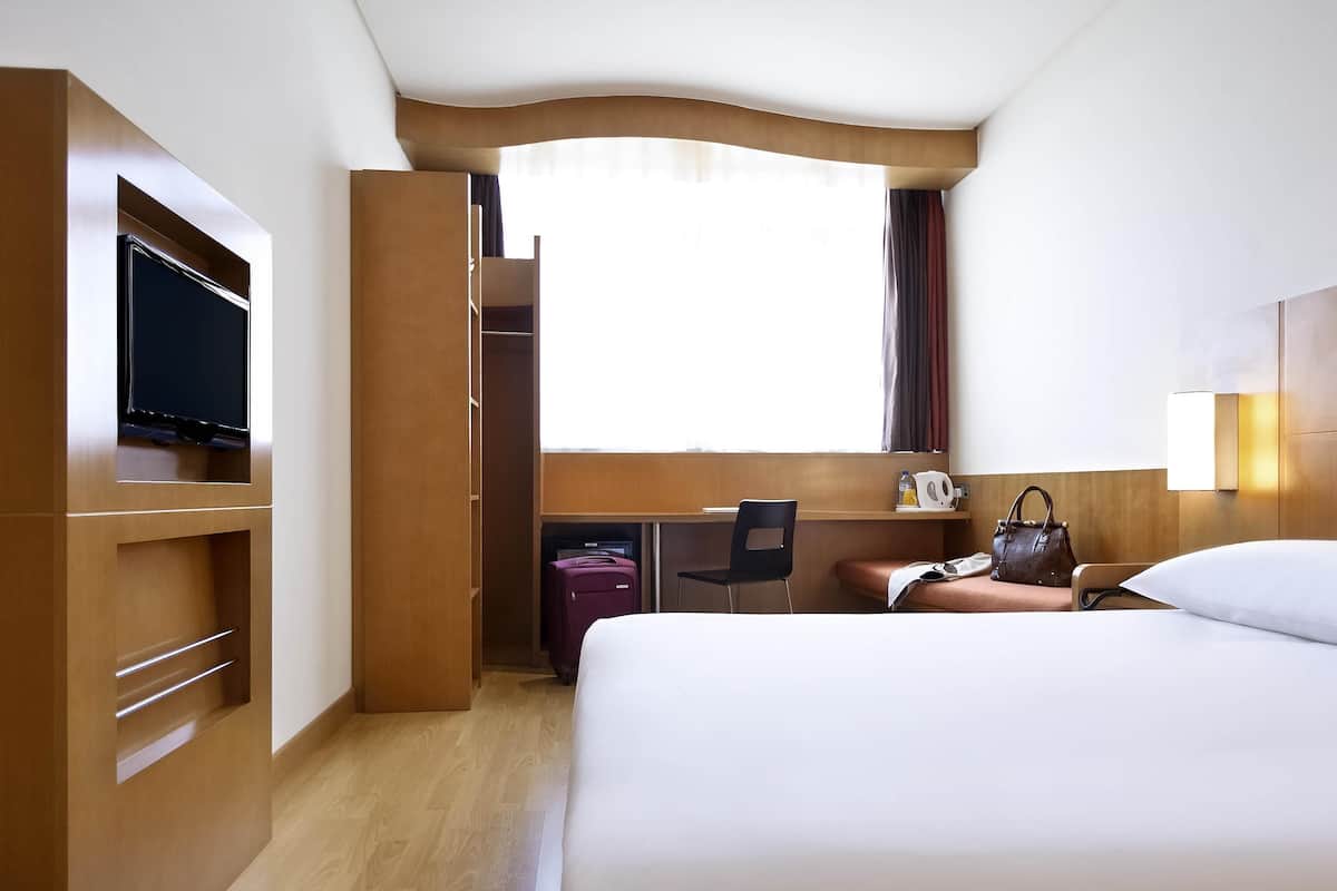 Quarto casal standard, 1 cama de casal | Escrivaninha, cortinas blackout, Wi-Fi de cortesia, roupa de cama