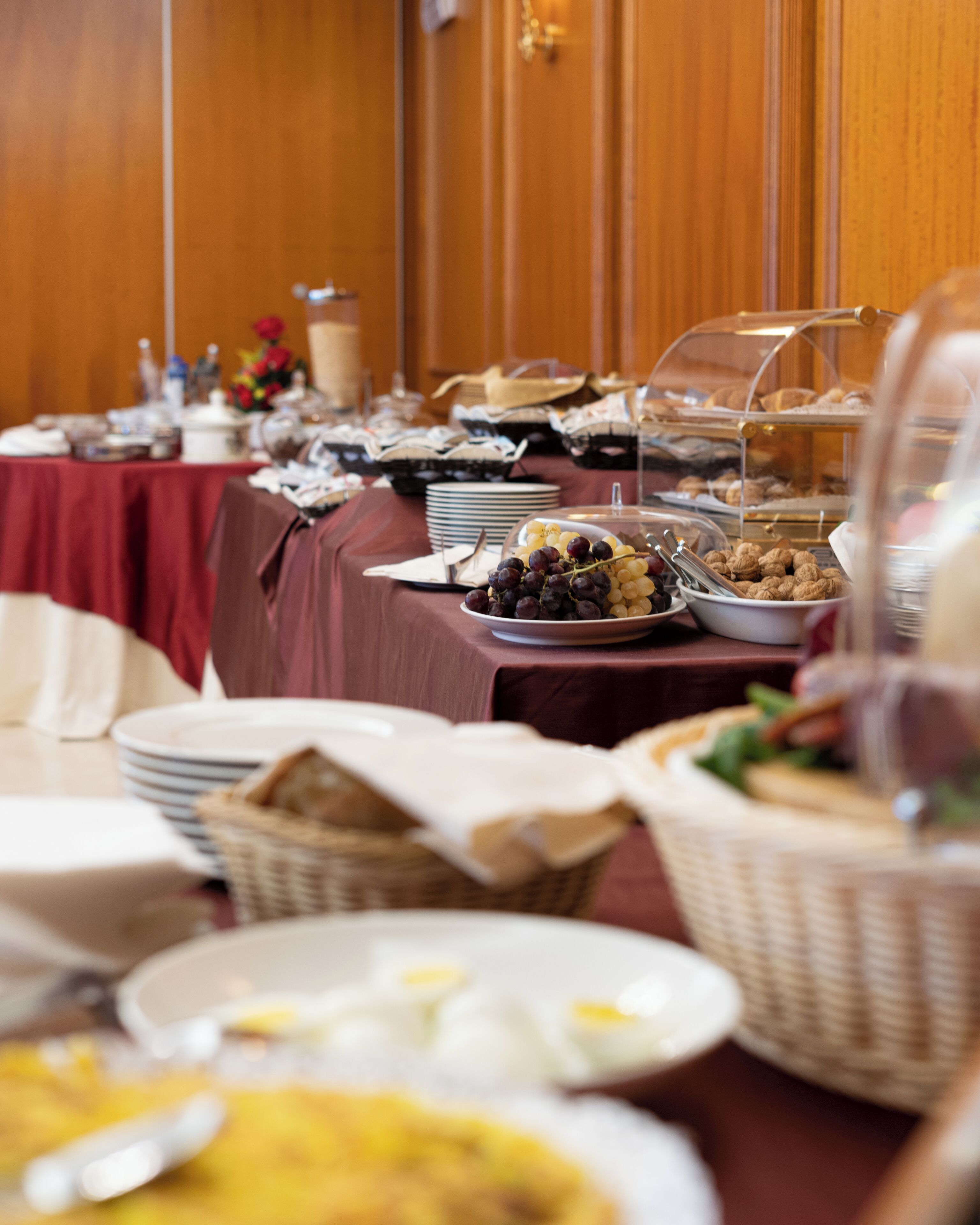 Uma mesa de buffet com diversos alimentos e utensílios para servir.