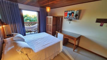 Quarto com cama, escrivaninha, televisão e varanda com rede.