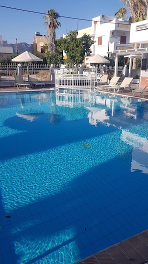 Piscina exterior, espreguiçadeiras 