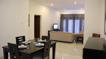 Pequenos-almoços, almoços, jantares servidos, junto à piscina