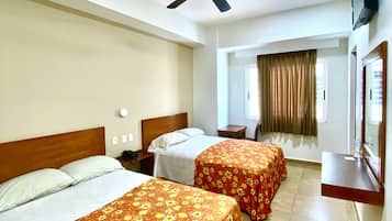 Quarto casal standard, 2 camas de casal | Escrivaninha, espaço de trabalho para notebook, Wi-Fi de cortesia
