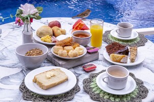 Café da manhã completo grátis todos os dias