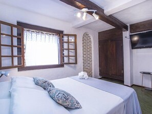 Quarto clássico, no piso térreo | Frigobar, individualmente decorados, Wi-Fi de cortesia, roupa de cama