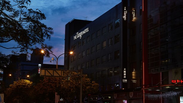 Um edifício com a placa
