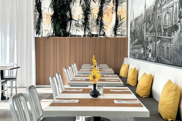 Café da manhã com buffet todos os dias (EUR 24 por pessoa)