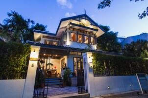 Fachada da propriedade à noite