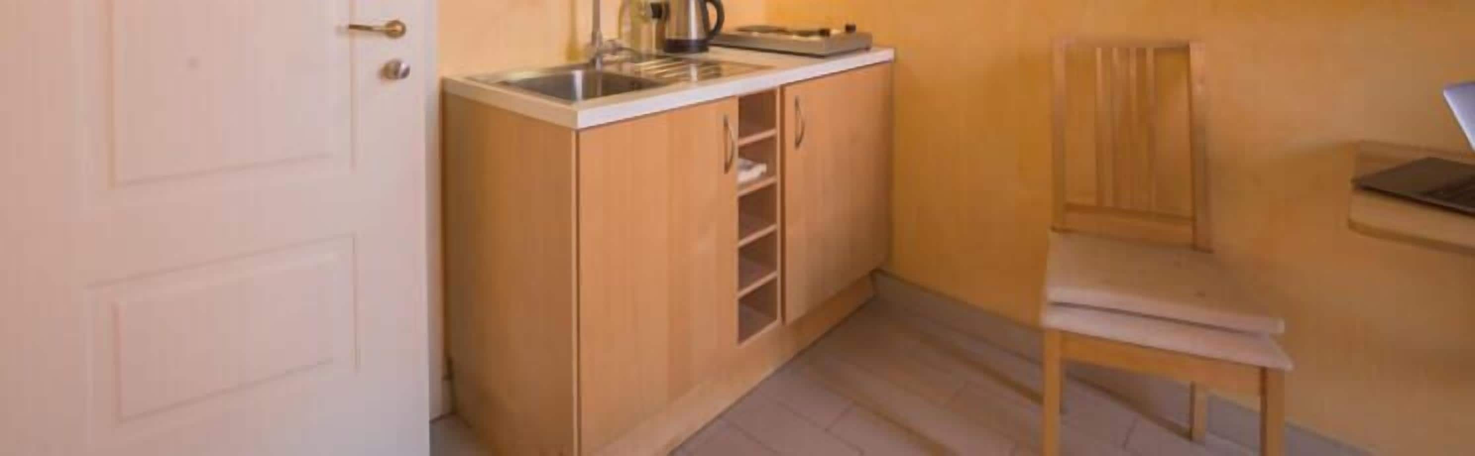 Quarto Duplo ou Twin Económico, 1 quarto, não fumadores, casa de banho privativa | Cozinha privada | Um frigorífico/congelador grande, um forno, uma placa de cozinha 