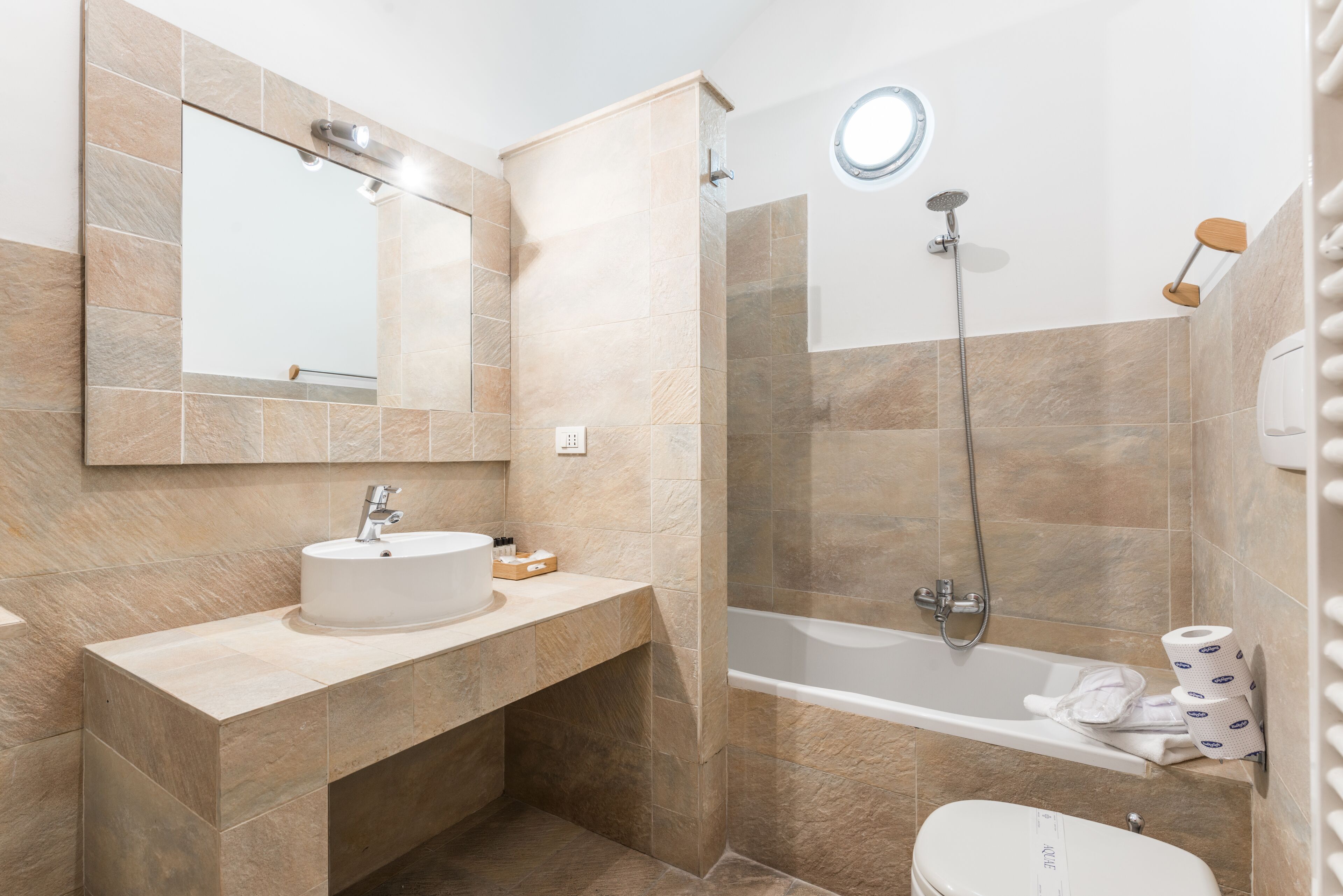 Apartamento Standard | Casa de banho | Uma banheira de imersão total, artigos de higiene pessoal grátis 