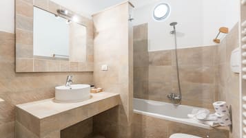Apartamento Standard | Casa de banho | Uma banheira de imersão total, artigos de higiene pessoal grátis