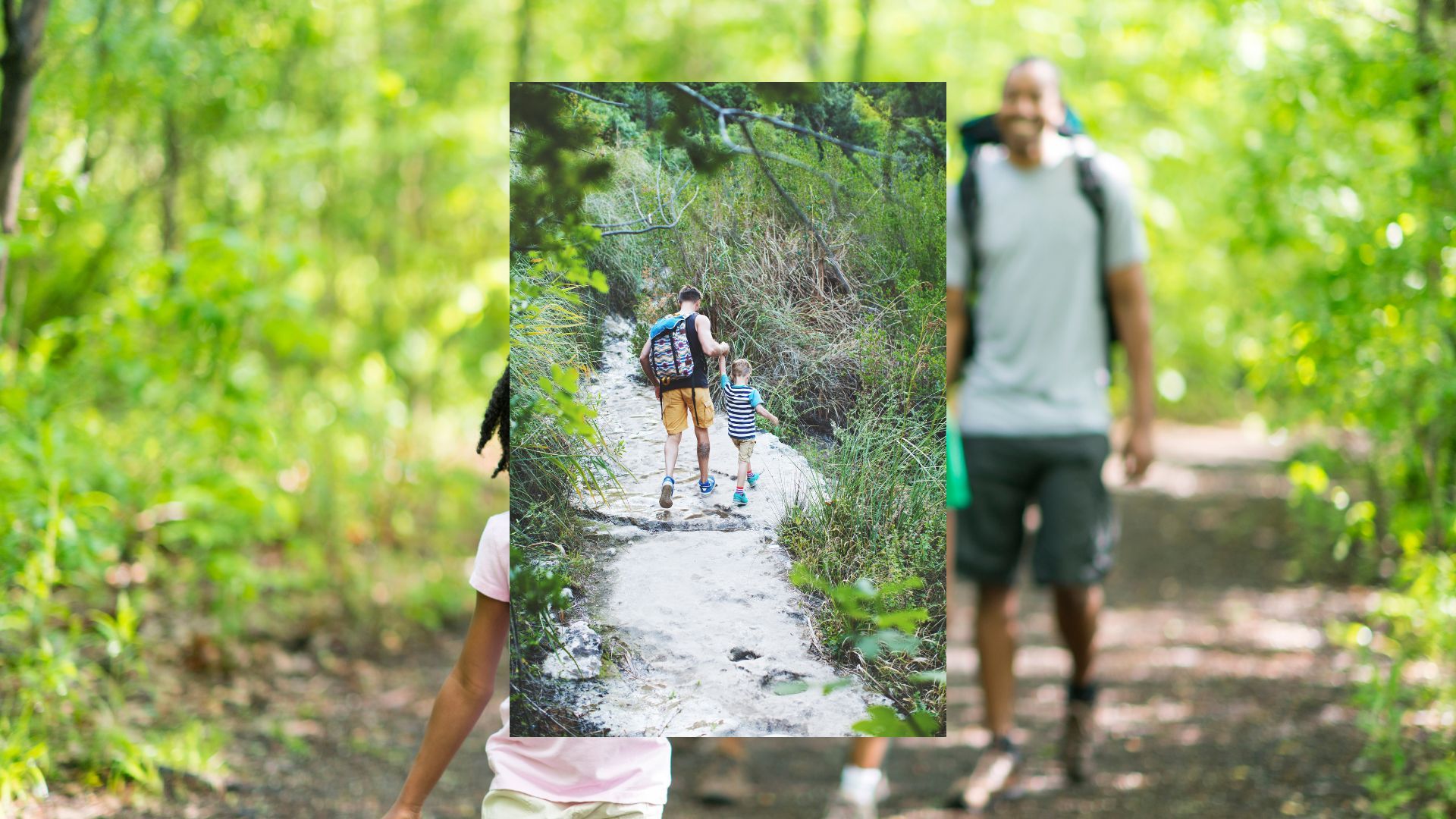 Uma trilha em área arborizada com uma pessoa e uma criança caminhando.