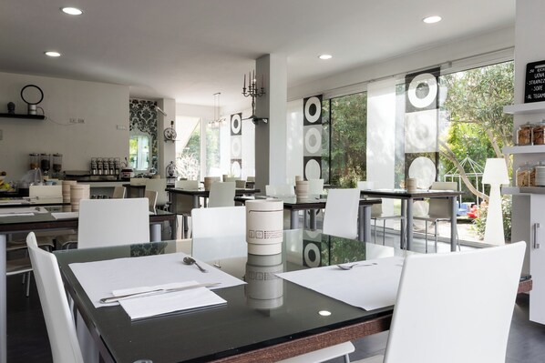 Café da manhã completo todos os dias (EUR 8 por pessoa)