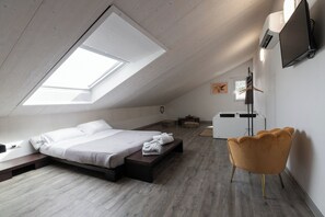 Suíte romântica, 2 quartos | Cofres nos quartos, escrivaninha, Wi-Fi de cortesia