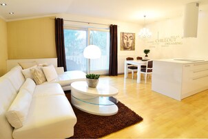 Apartamento luxo | Área de estar | TV LCD 80 cm com canais a cabo, TV