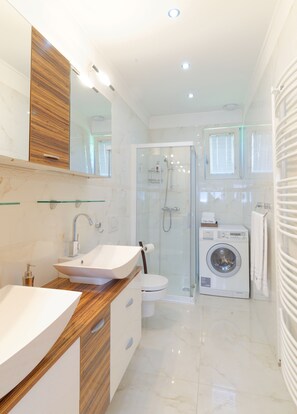 Apartamento Deluxe | Casa de banho | Um secador de cabelo, chinelos, toalhas fornecidas 