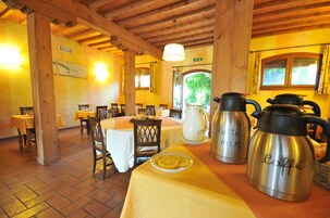 Café da manhã com buffet grátis todos os dias