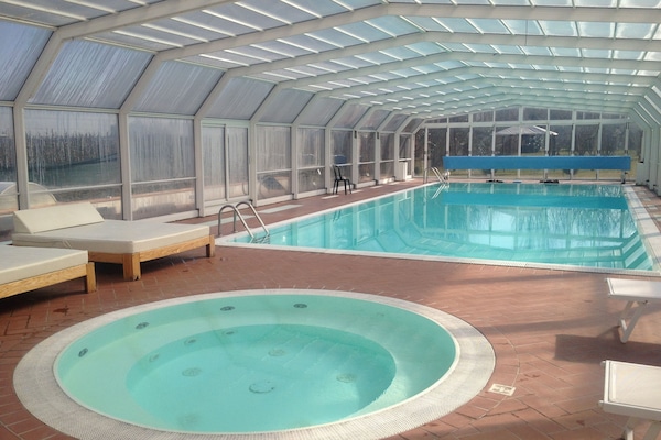 Piscina interior, piscina exterior, da(s) 10:00 à(s) 19:00, guarda-sóis