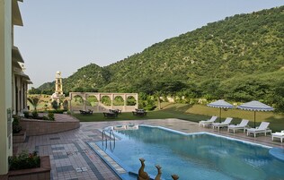 Piscina externa, guarda-sóis