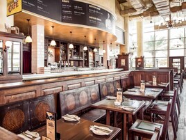 2 bares/lounges, um bar junto à piscina 