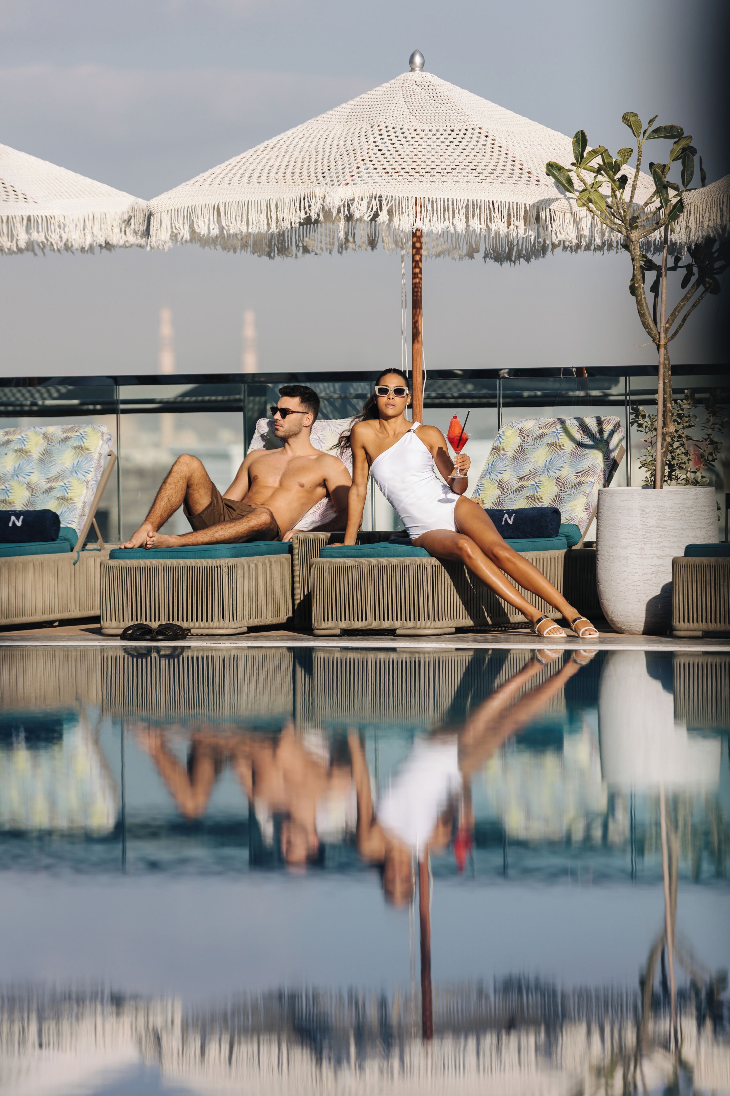 Piscina externa, guarda-sóis, espreguiçadeiras