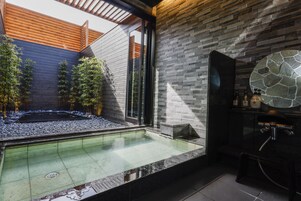 Produtos de toalete grátis, secador de cabelo, roupões de banho 