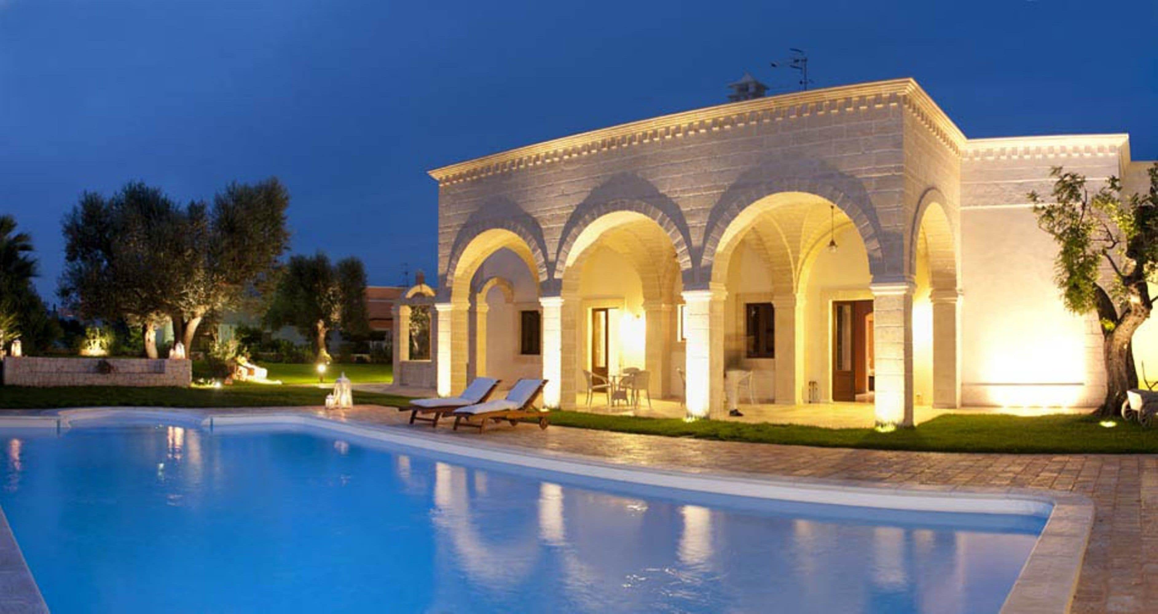 Piscina exterior, espreguiçadeiras 