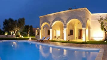 Piscina exterior, espreguiçadeiras