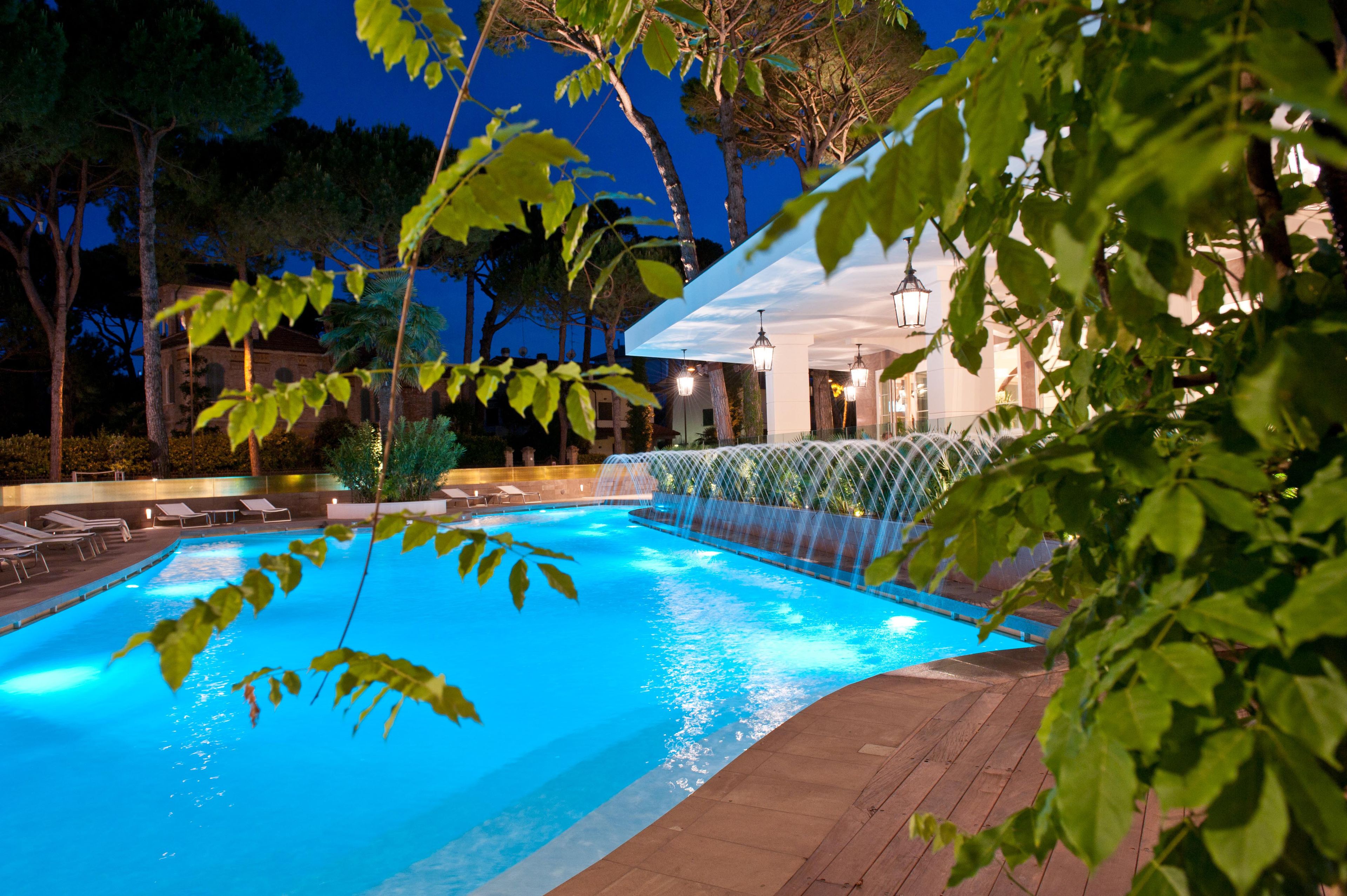 Piscina interior, piscina exterior, guarda-sóis, espreguiçadeiras 