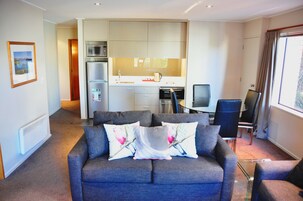 Apartamento Standard, 2 quartos | Cozinha privada | Uma cafeteira/bule, um micro-ondas, uma chaleira elétrica 