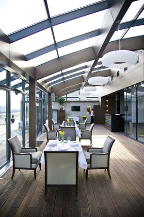 3 restaurantes, é servido café da manhã