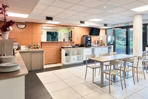 Pequeno-almoço tipo buffet diário (12.90 EUR por pessoa)