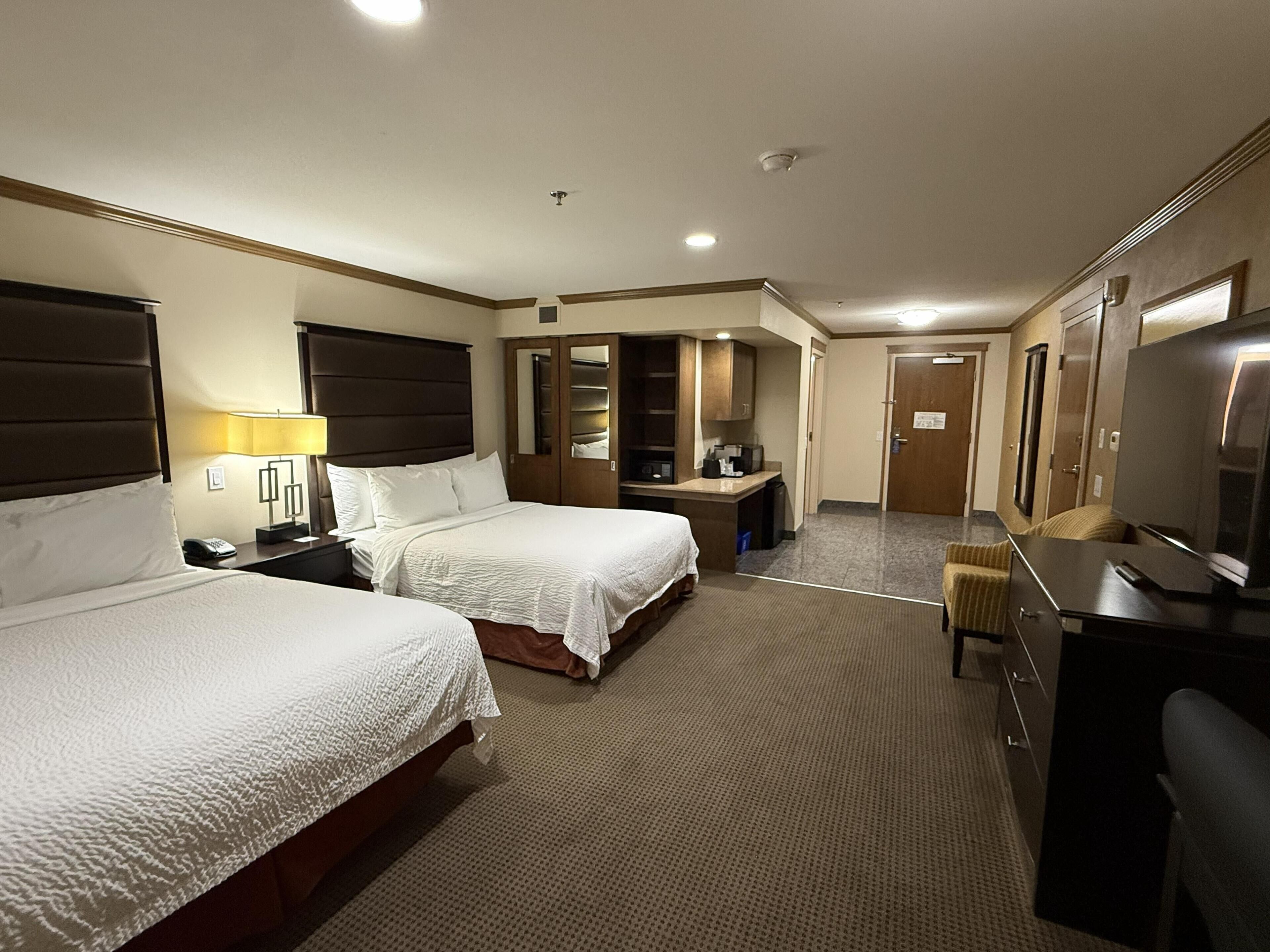 Quarto Standard, 2 camas queen-size, acessível, não fumadores (Walk-in Shower) | Cofre no quarto, secretária 