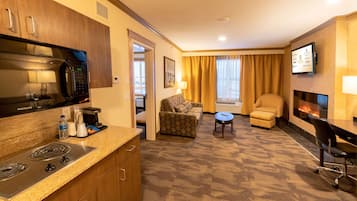 Suite, 1 cama king-size e sofá-cama, não fumadores | Sala de estar | Televisor de 42 polegadas com canais digitais