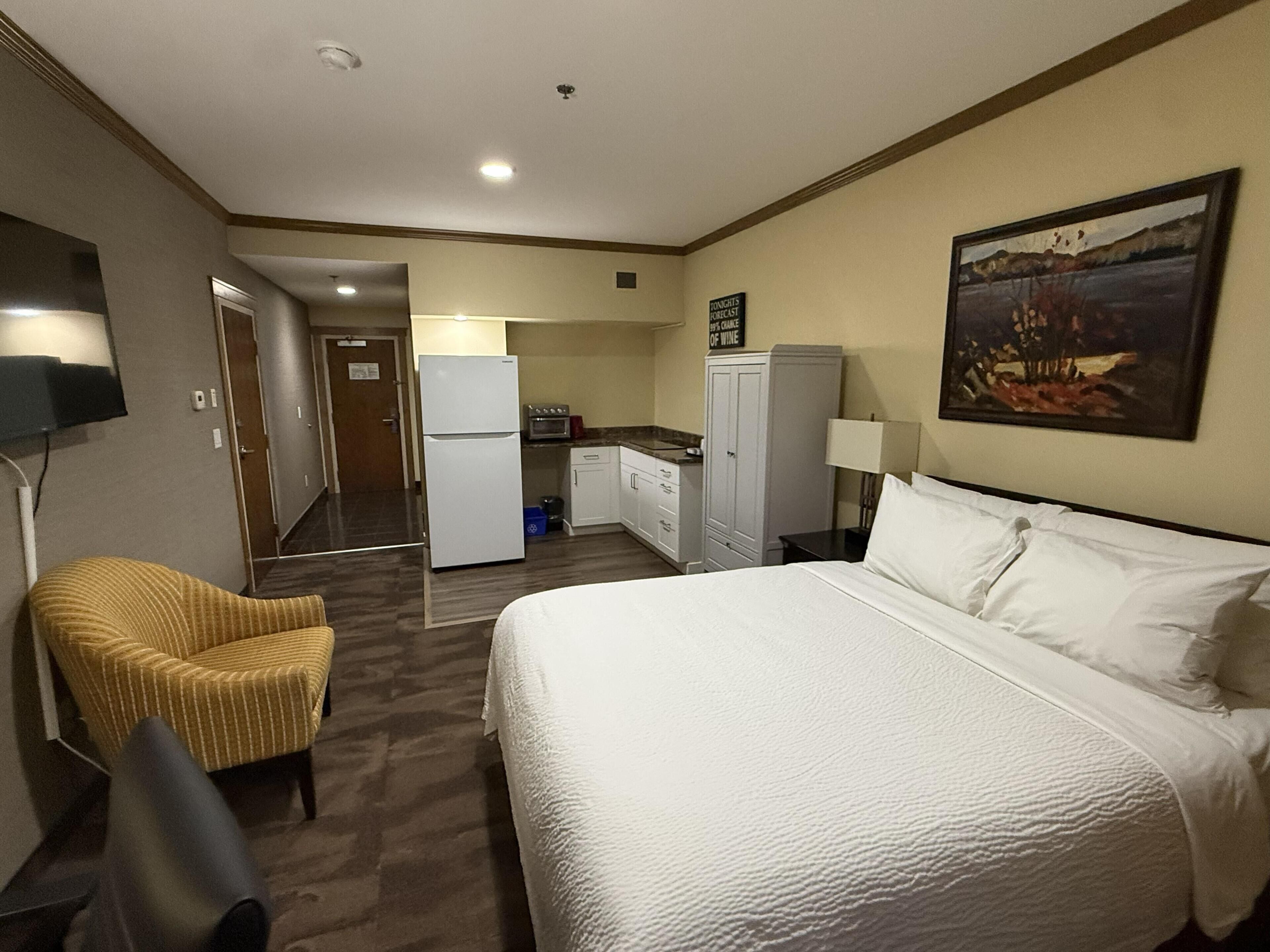 Quarto standard, 1 cama Queen, para não fumantes, cozinha americana | Cofres nos quartos, escrivaninha, espaço de trabalho para notebook