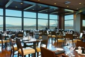 5 restaurantes, com serviço de café da manhã e almoço; frutos do mar