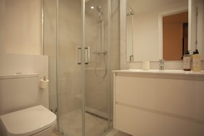 Apartamento Superior, 2 quartos, 2 casas de banho | Casa de banho | Um polibã, um secador de cabelo, toalhas fornecidas 