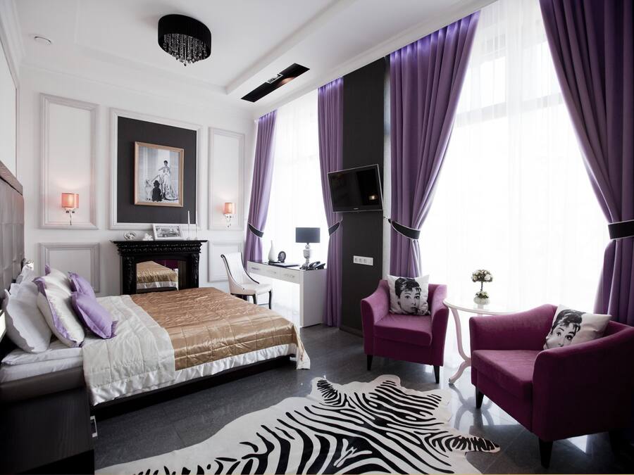 Roupa de alta qualidade, minibar com produtos grátis, cofre no quarto
