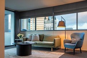 Apartamento executivo, 2 quartos, para não fumantes, vista para o porto | Área de estar | TV LCD