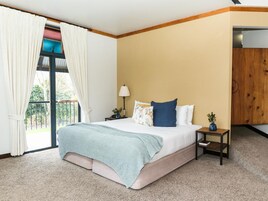 Quarto Deluxe, não fumadores, varanda (Deluxe Suite) | Roupa de alta qualidade, secretária, ferro/tábua de engomar 